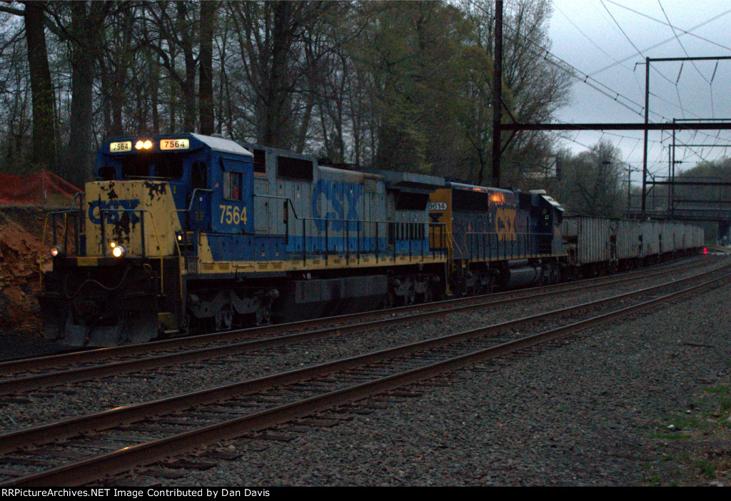 CSX C40-8 7564 leads W079